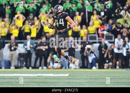 Oregon linebacker Teitum Tuioti (44) sacks Oklahoma State quarterback ...