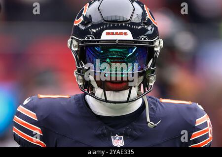 Chicago Bears wide receiver DeAndre Carter warms up wearing cleats for ...