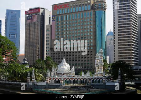 Modern skyscrapers and Sultan Mosque religious landmark in Kampong Glam ...