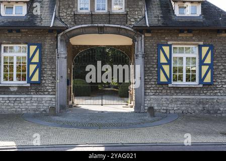Typical Flemish rural houses in the countryside of Damme, a picturesque ...