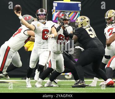 Tampa Bay Buccaneers guard Ben Bredeson drinks water during Back ...