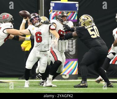 Tampa Bay Buccaneers guard Ben Bredeson (68) drops into pass coverage ...