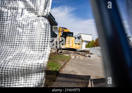 Abrissarbeiten am Friedrich-Ludwig-Jahn Sportpark in Berlin am 8 ...