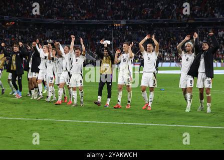 Die deutsche Nationalmannschaft jubelt nach dem zweiten Treffer der ...