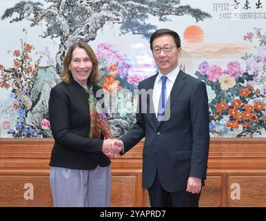 Chinese Vice President Han Zheng, left, and Rupert Murdoch, right, sit ...