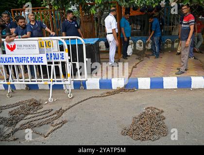 Kolkata, India. 15th Oct, 2024. Police are building barricades by rope ...