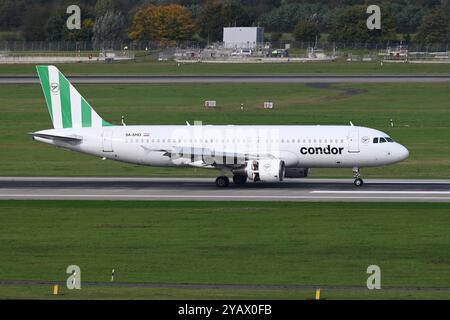 Ein Flugzeug von CONDOR bist gelandet und rollt zum Terminal, Flughafen ...