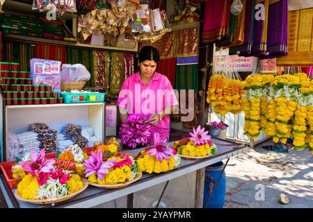 Flowers peddler, Mumbai, India Stock Photo - Alamy