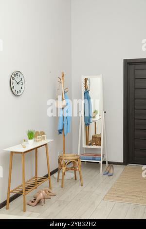 Mirror and storage bench in hallway. Interior design Stock Photo - Alamy