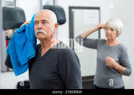 elderly man wiping his hair with blue towel Stock Photo - Alamy