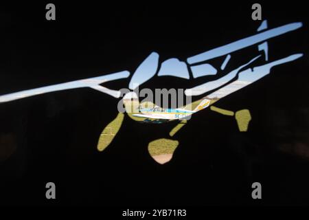 A glider is drawn up with a propeller plane Stock Photo - Alamy