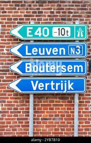 Direction signs to the N 3 motorway and the E40 highway in Willebringen ...