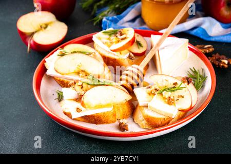Autumn Apple Brie Crostini with Walnuts and Honey, Fall dinner ...