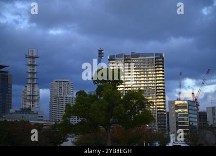 Scenic cityscape along the Meriken Harborland Line area of Kōbe, in ...
