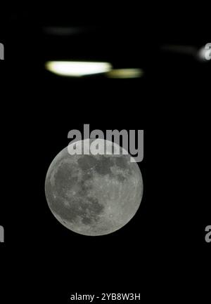 SUPER MOON RISE OVER DOHA CITY The biggest and the brightest super moon ...