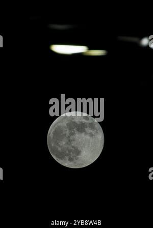 SUPER MOON RISE OVER DOHA CITY The biggest and the brightest super moon ...
