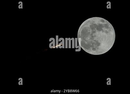 SUPER MOON RISE OVER DOHA CITY The biggest and the brightest super moon ...