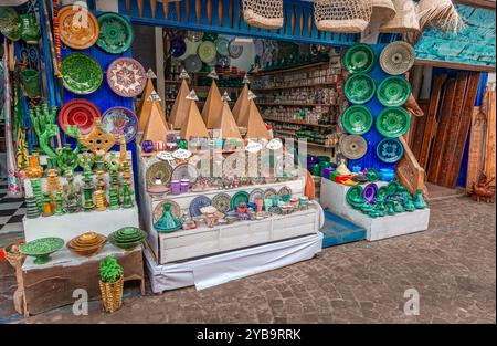 Traditional arabic art items and Souvenirs on display in traditional ...