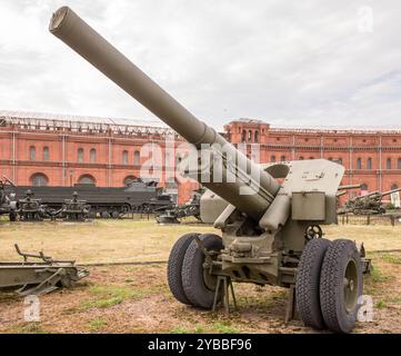 RUSSIA; SAINT-PETERSBURG - JULY 8 - 152-mm self-propelled gun 2S5 ...