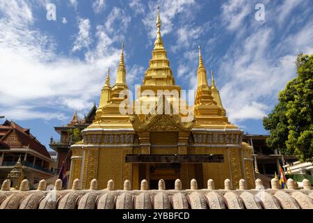 Wat Ounalom Monastery, Phnom Penh, Cambodia Stock Photo - Alamy