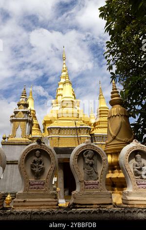 Wat Ounalom Monastery, Phnom Penh, Cambodia Stock Photo - Alamy