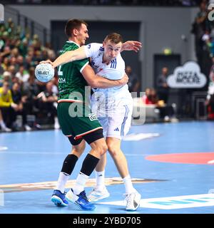 Jona Schoch (Wetzlar) im Zweikampf mit Elvar Oern Jonsson (Melsungen ...