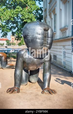 Pissing sculpture by David Cherny and a bar in the Kafka museum ...