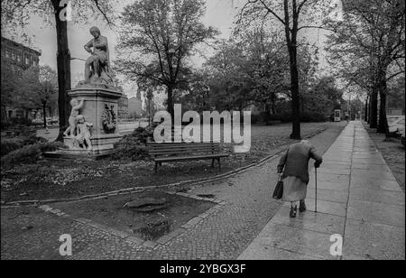 Germany, Berlin, 14 October 1991, Senefelderplatz, with monument to ...