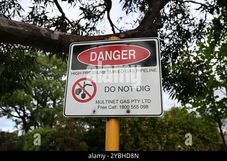 danger, do not dig, gas pipeline, sign Stock Photo - Alamy