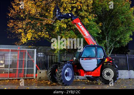Manitou MT933 9 metre Telehandler Stock Photo - Alamy