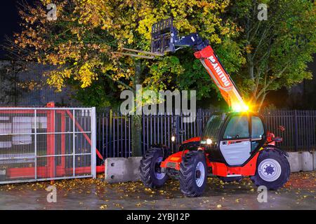 Manitou MT933 9 metre Telehandler Stock Photo - Alamy