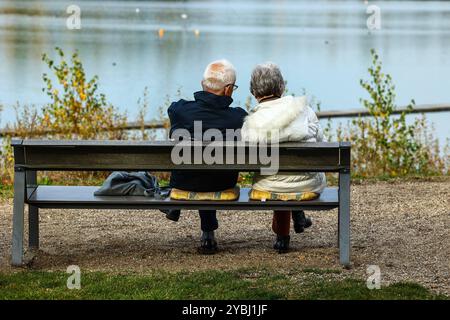 Stockbilder 10/2024 Rentner Ehepaar auf einer Parkbank *** Stock photos ...