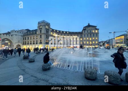 Stachusplatz,Stachus,Karlsplatz mit Brunnen,Stachusbrunnen.Tourismus ...
