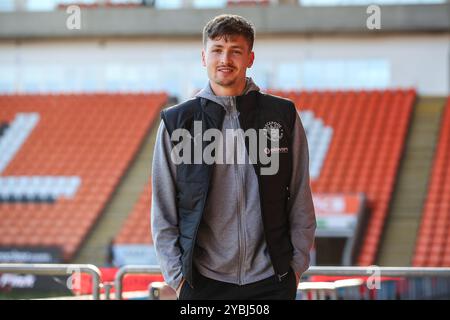 Zac Ashworth of Blackpool arrives ahead of the Sky Bet League 1 match ...