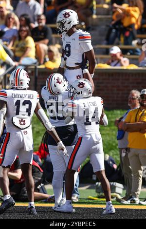 Auburn wide receiver Cam Coleman (8) makes a catch in front of Oklahoma ...
