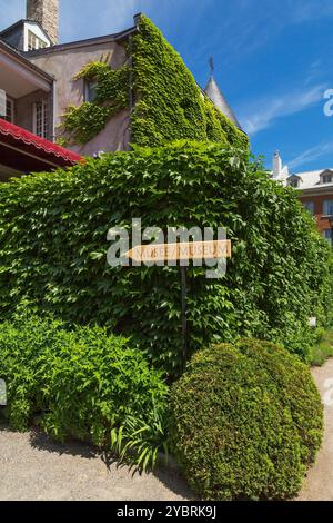 A French Chateau sign indicating the way to the Chateau Stock Photo - Alamy