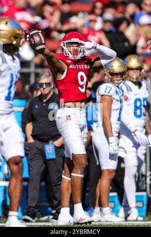 Rutgers wide receiver Ian Strong (9) catches a pass against Iowa ...