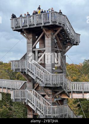 Besucher auf dem Aussichtsturm des Baumwipfelweg im Wald bei Bad ...