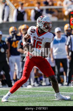 North Carolina State quarterback CJ Bailey (11) runs against Campbell ...