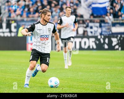 Dennis Chessa (SSV Ulm 1846, #11) in a duel with Viktor Bergh (FC Hansa ...