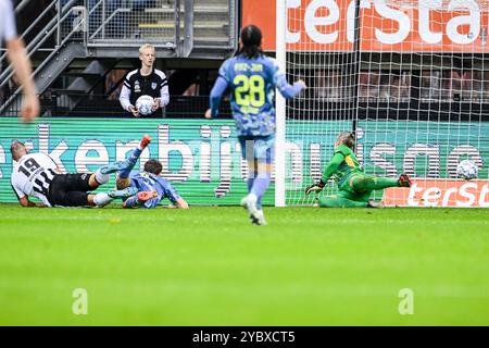 ALMELO - Luka Kulenovic of Heracles Almelo scores 2-1 from offside (l ...