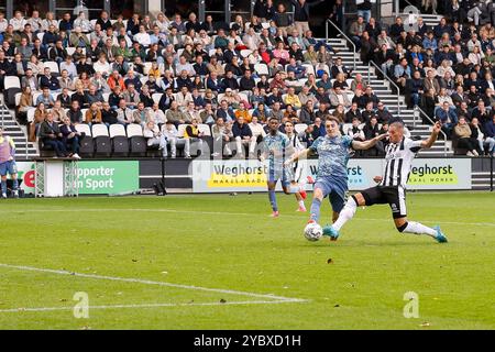 ALMELO - Luka Kulenovic of Heracles Almelo scores 2-1 from offside (l ...