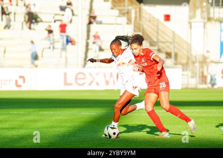 Cora Zicai (SC Freiburg, #28) im Zweikampf mit Jana Feldkamp (TSG ...