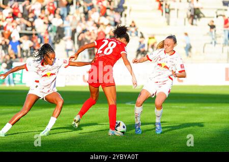 Cora Zicai (SC Freiburg, #28) im Zweikampf mit Jana Feldkamp (TSG ...