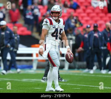 New England Patriots long snapper Joe Cardona (49) prepares to snap the ...