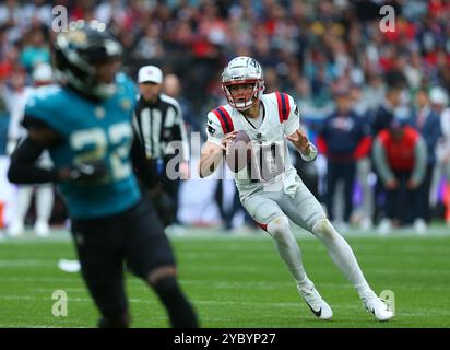New England Patriots quarterback Drake Maye (10) warms up for an NFL ...