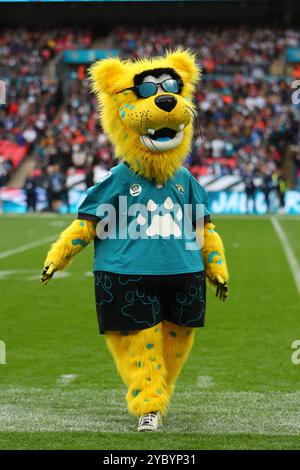 The Jacksonville Jaguars mascot, Jaxson de Ville, rappels into the ...