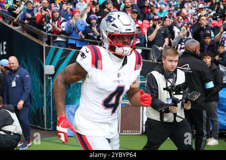 New England Patriots' Antonio Gibson runs against the Las Vegas Raiders ...
