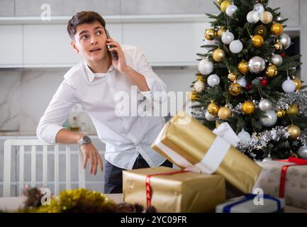 man communicates with friend on phone Stock Photo - Alamy