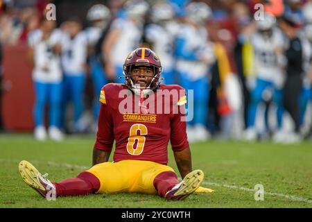 Washington Commanders linebacker Dante Fowler Jr. (6) lines up during ...